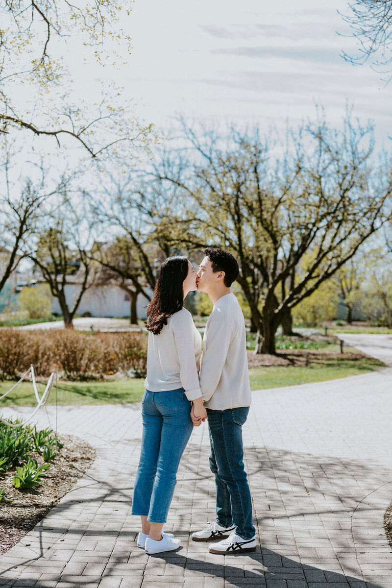 Outdoor Couples Photos in Lilacia Park & Downtown Glen Ellyn ...